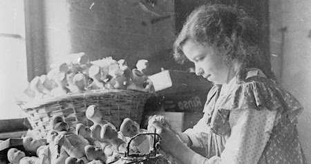 The Presurfer: 26 Vintage Photographs From Inside Old Doll Factories ...