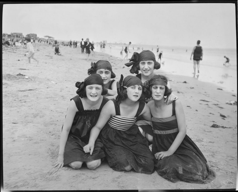 18 Fascinating Vintage Photographs Reveal What Women Wore at the Beach ...