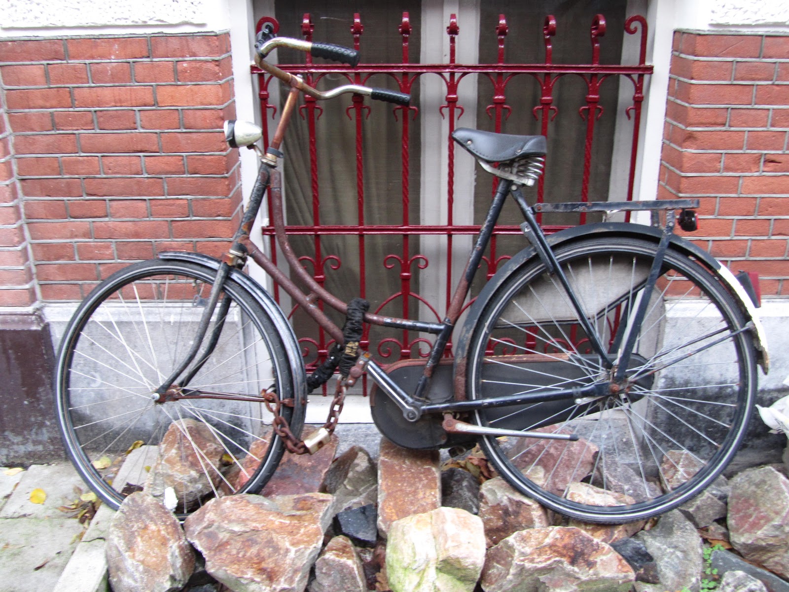 autoliterate: Amsterdam bikes: omafiets & opafiets