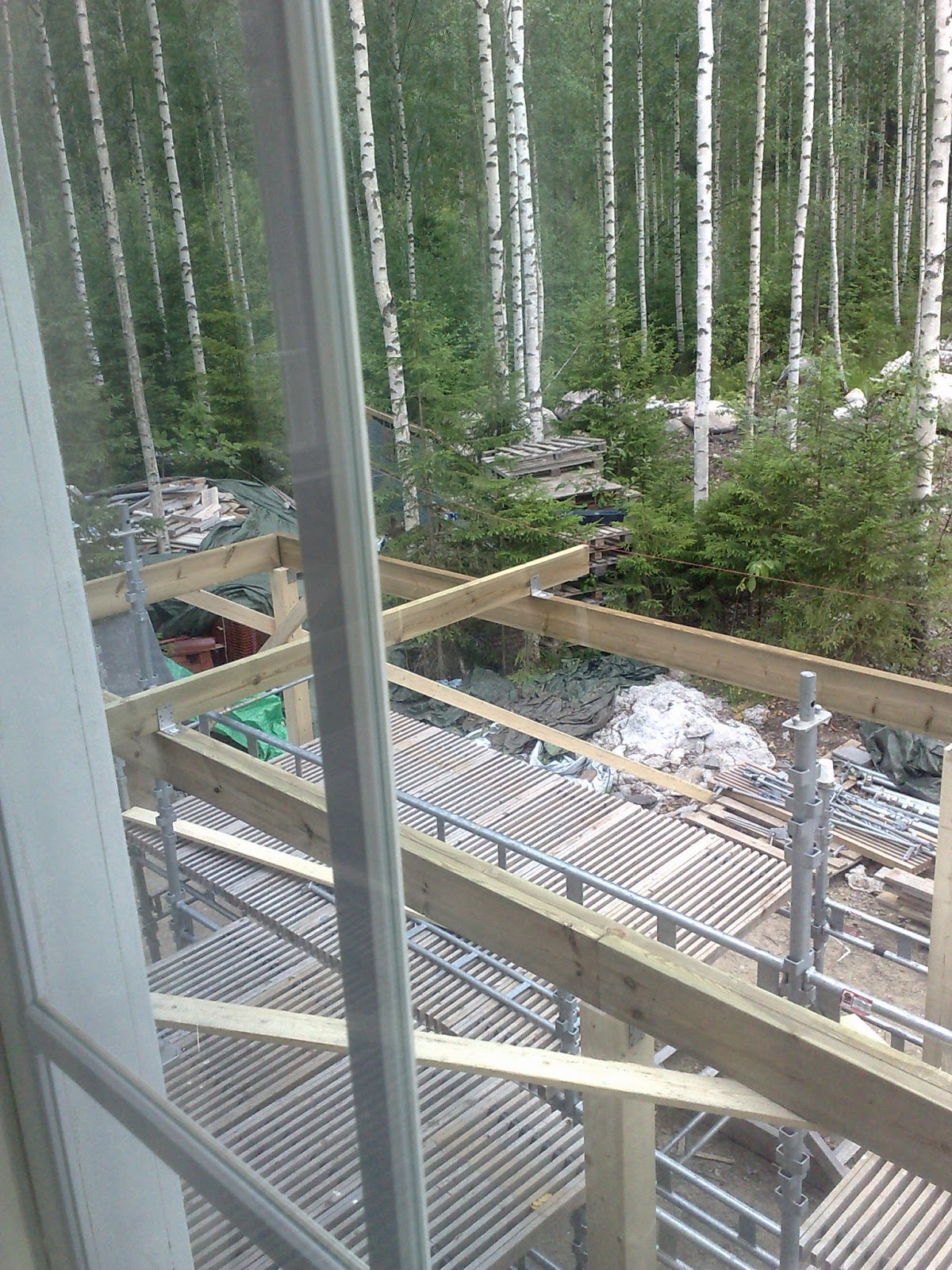 Pitkä työmaa: Sadevesikourua ja terassin runko