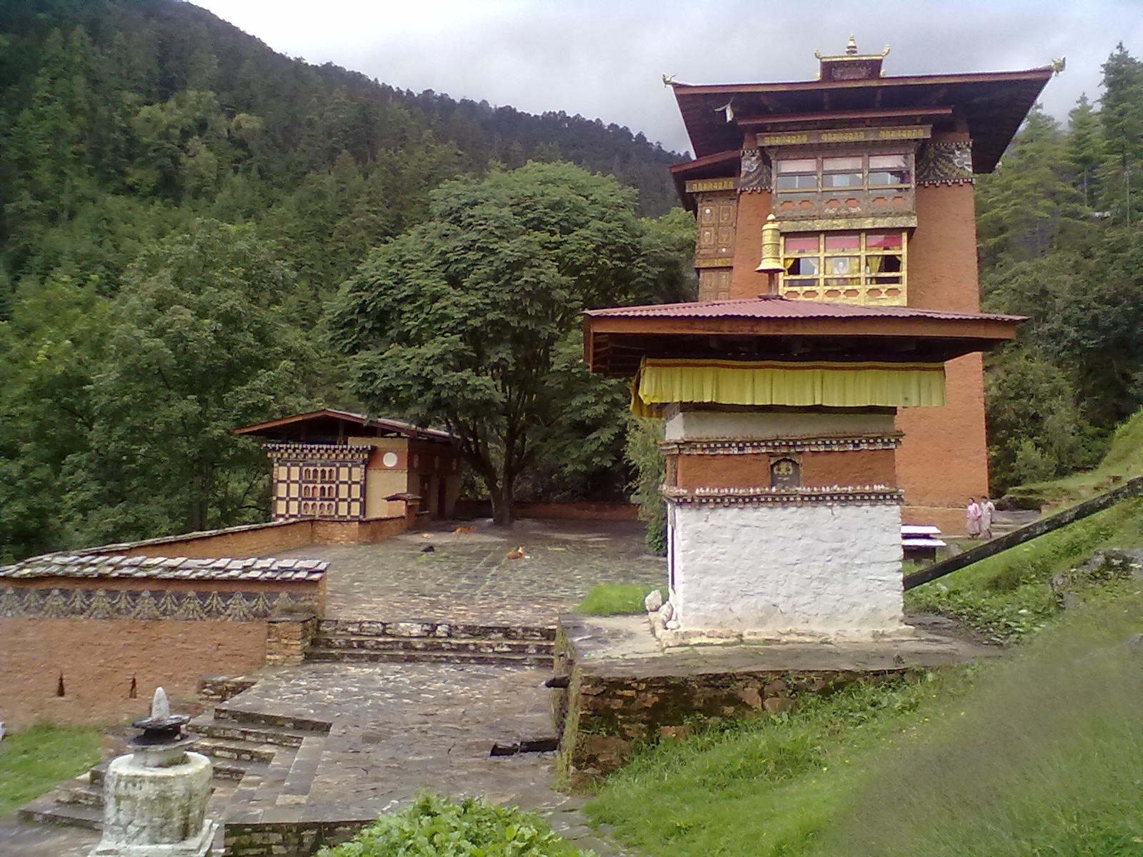 Tragyel: Dechenphu Lhakhang