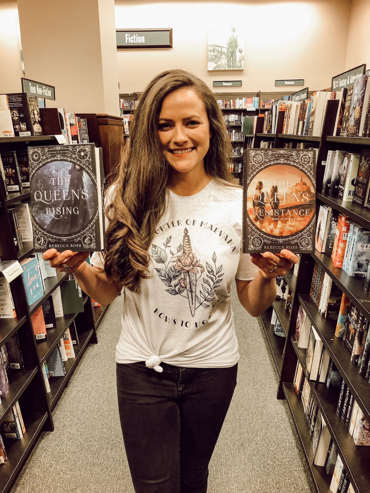 Reseña: La Rebelión de la Reina de Rebecca Ross | VIVIENDO EN PAPEL