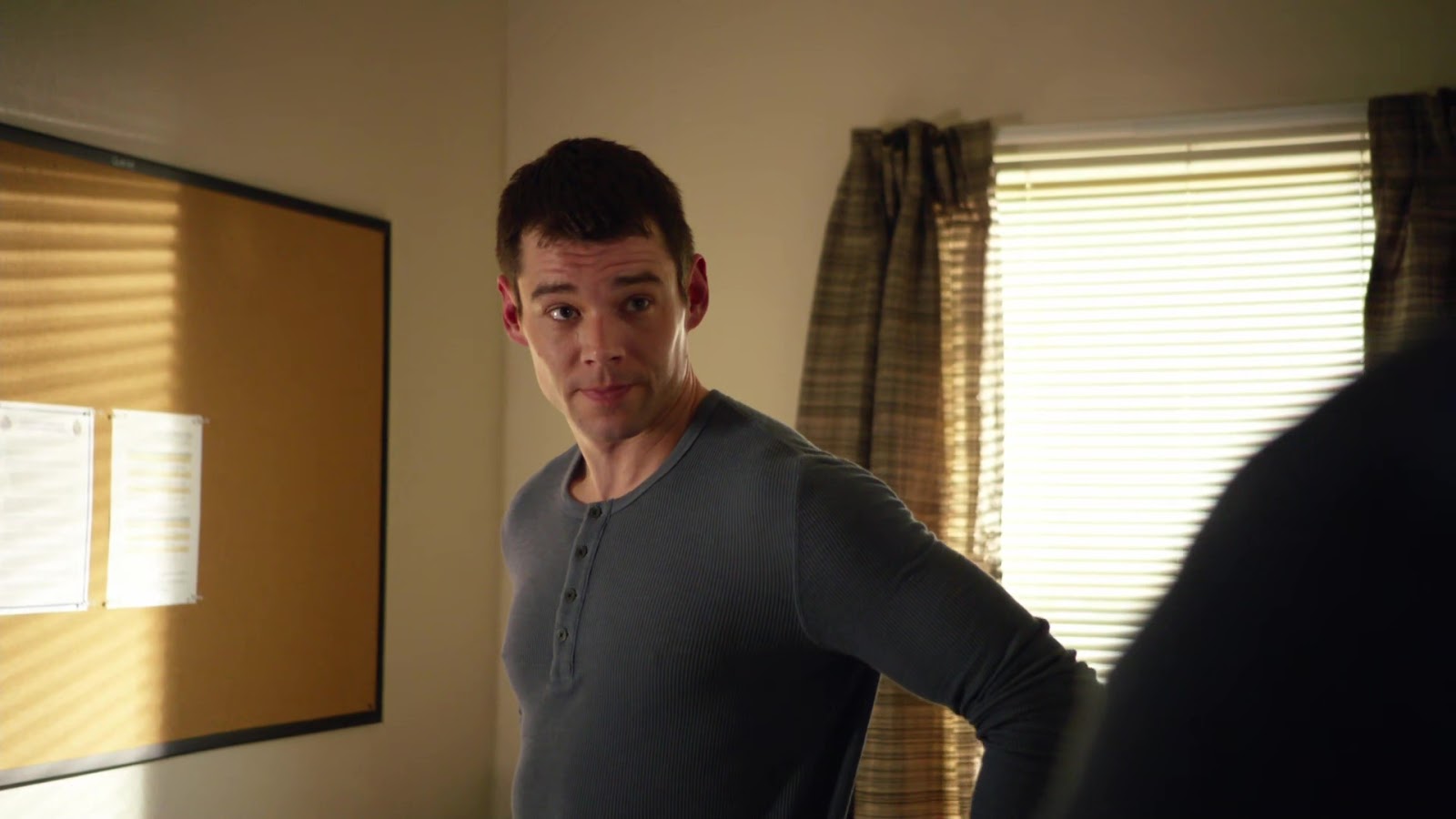 ausCAPS: Brian J Smith shirtless in Quantico 1-01 "Run"