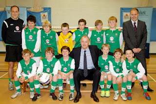 MACESPORT: Trevor Francis Presents New Kit to Hallam Rangers