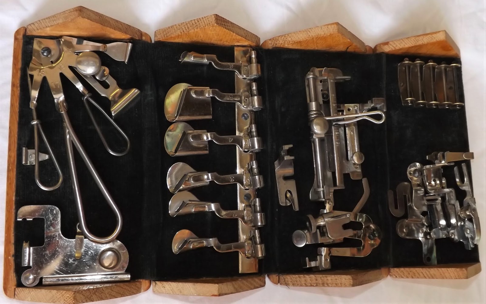 ANTIQUE and VINTAGE SEWING MACHINES WANTING a NEW HOME!! : SOLD ...