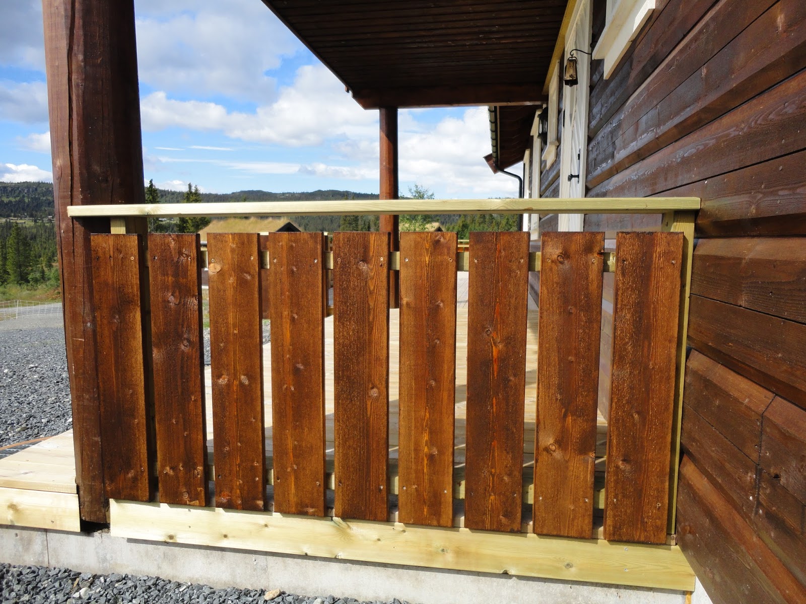 hyttebygging ved Skeikampen: Ferdig terrasse med rekkverk