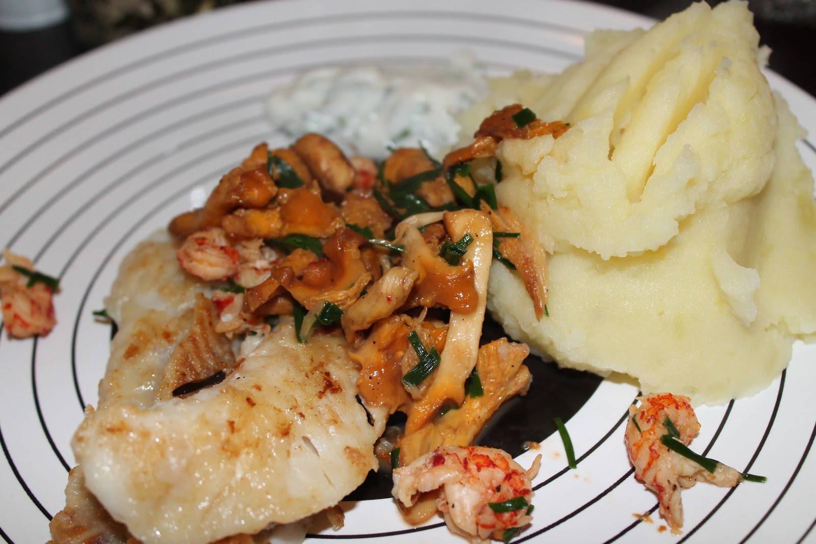 Fiskrecept: Stekt kummel med kantarell och kräftpytt