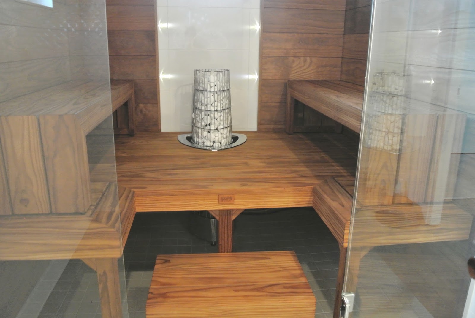 Matkalla omaan taloon: Pesuhuone ja saunakuvat.