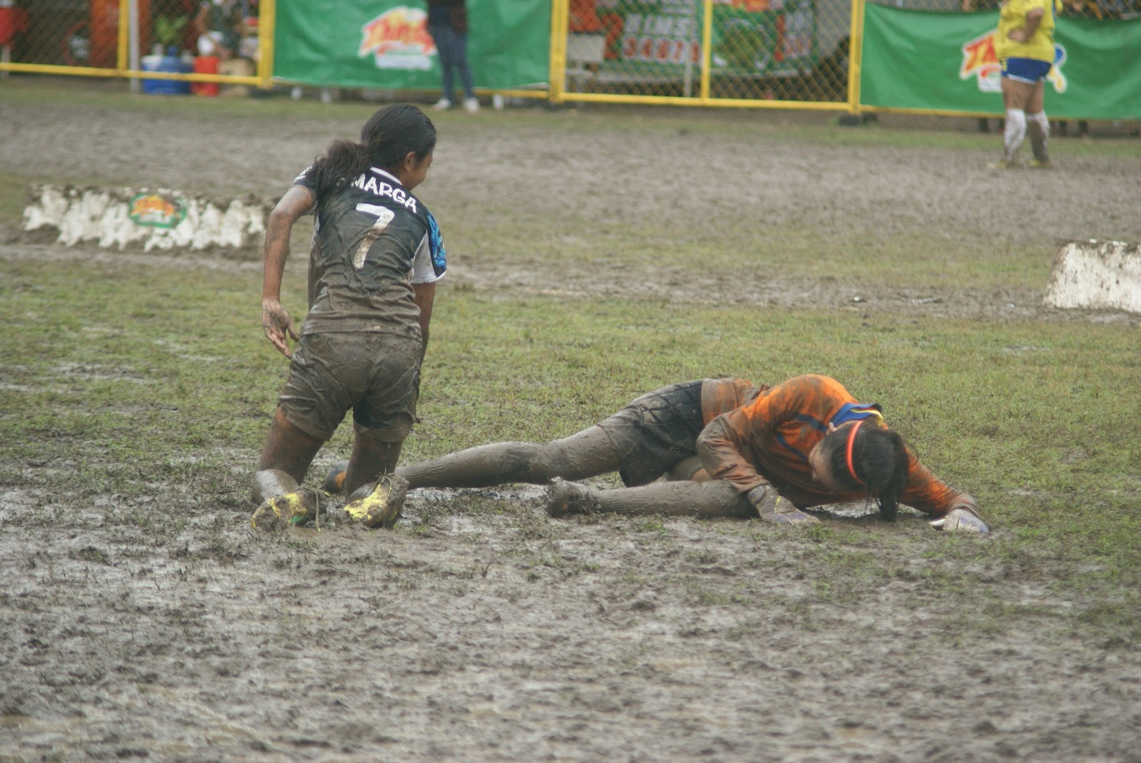 Carlo Andrew's Photos: Mud Football fever hits Cebu