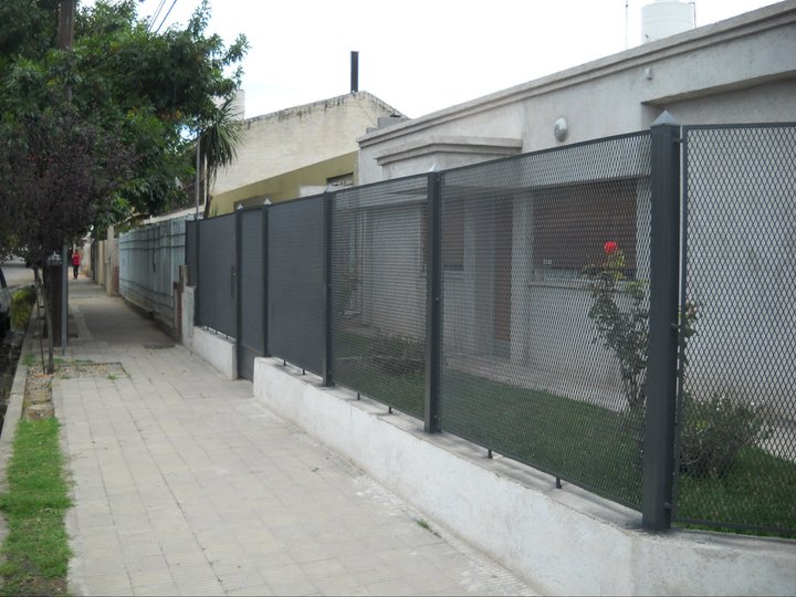 Taller de Herreria Garribia: Frente de reja con material desplegable//