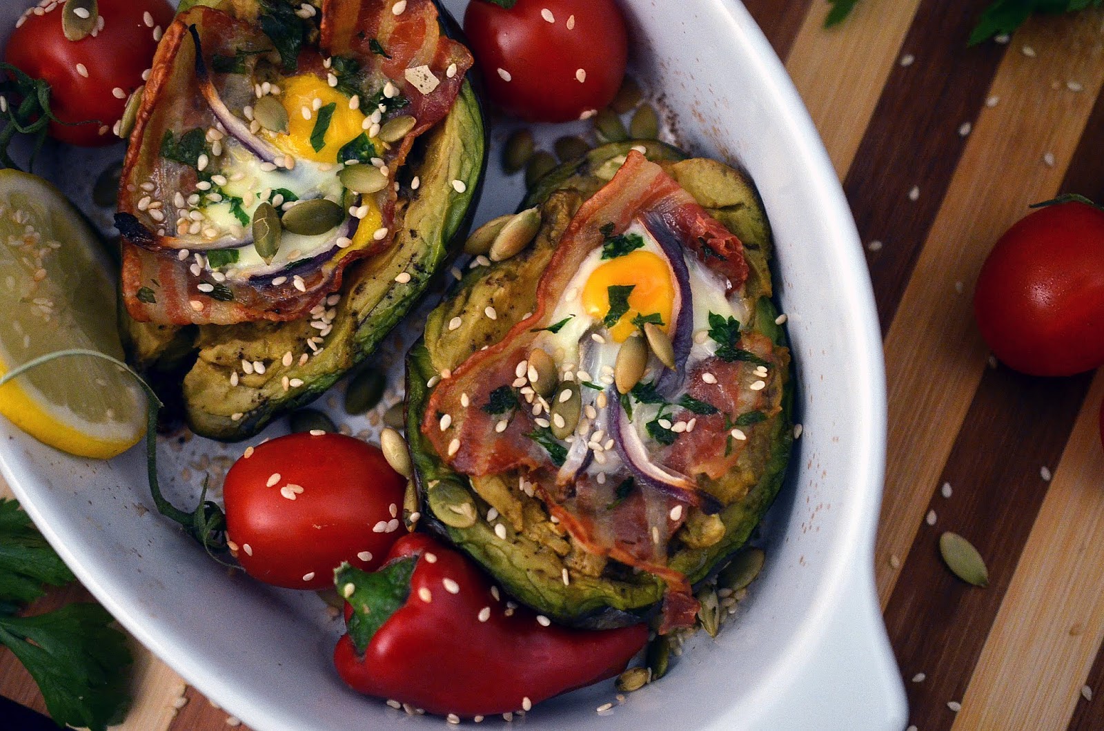 Avocado copt cu bacon si oua de prepelita – Alexandra’s kitchen