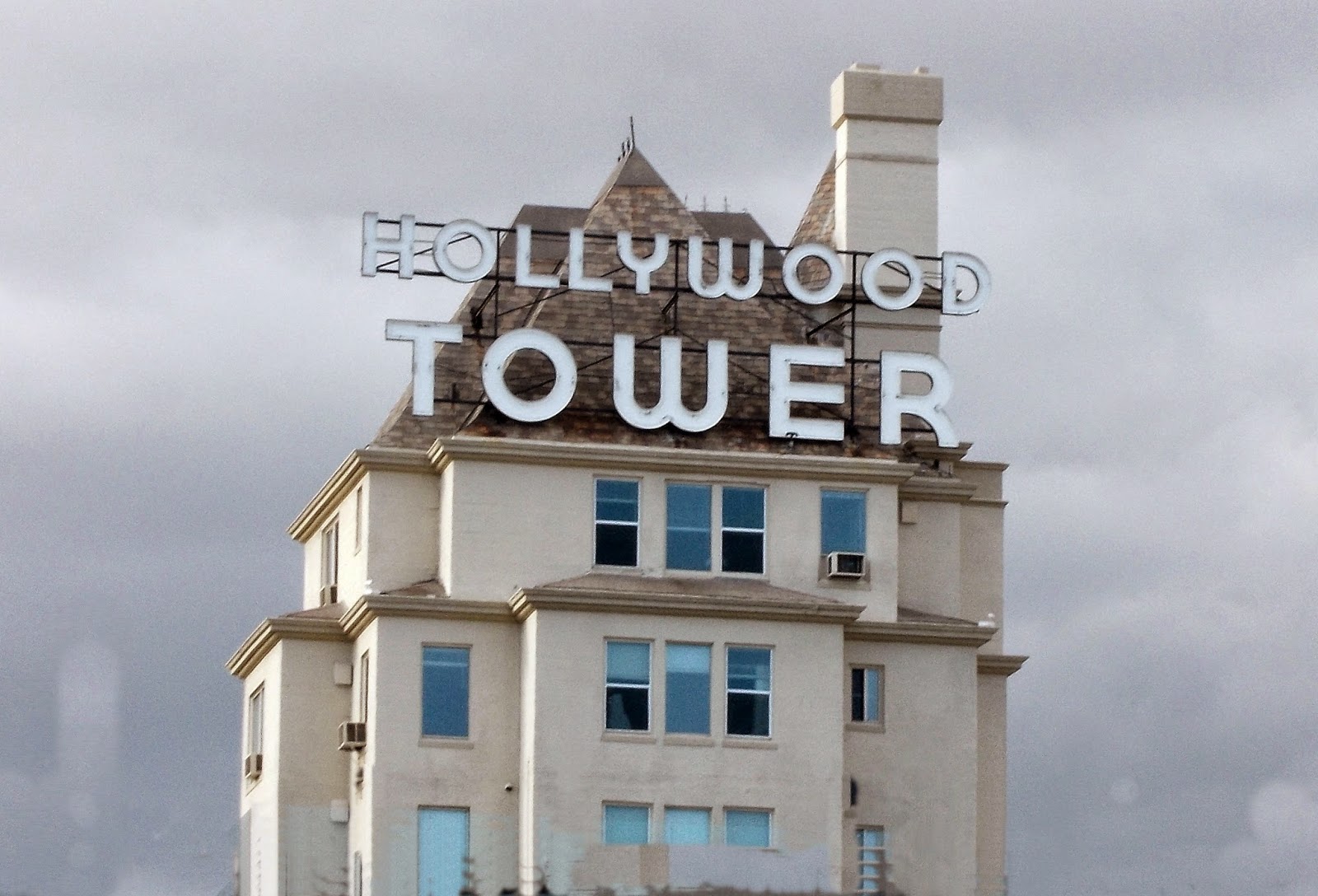 The Angelito INFOBLOG: THE HOLLYWOOD TOWER: WORTH A VISIT?