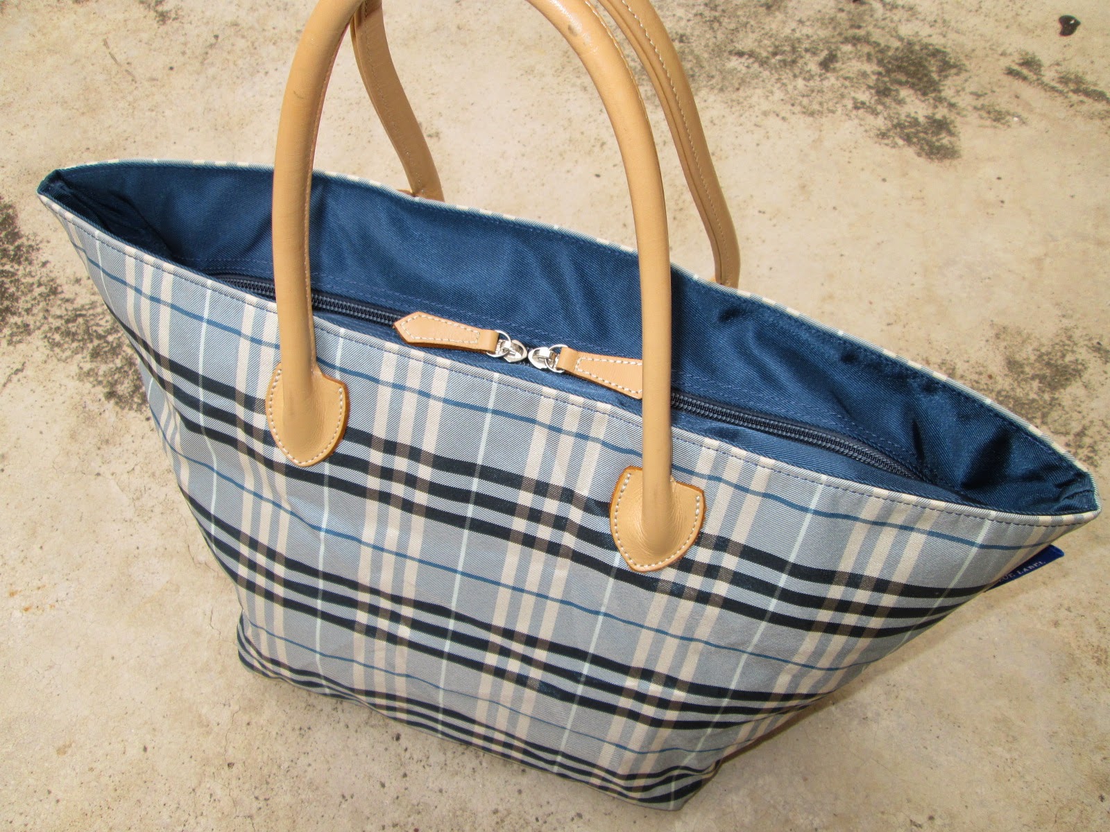 d0rayakEEbaG: Authentic Burberry BLUE LABEL Handbag(SOLD)