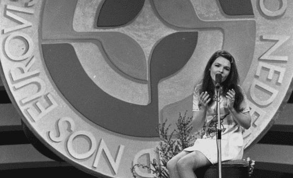 THE GRANDMA'S LOGBOOK ---: DANA, A FUTURE MEP, SINGS 'ALL KINDS OF ...