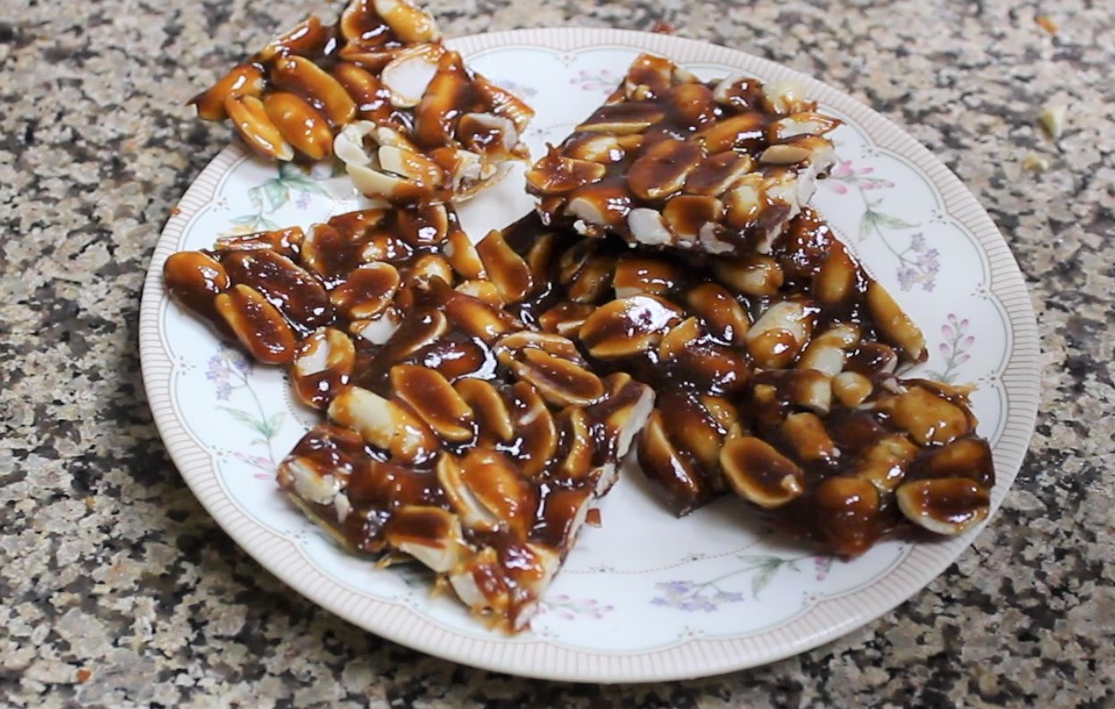 Peanut Jaggery Chikki Recipe | मूंगफली गुड़ की चिक्की | Shengdana Gur ...