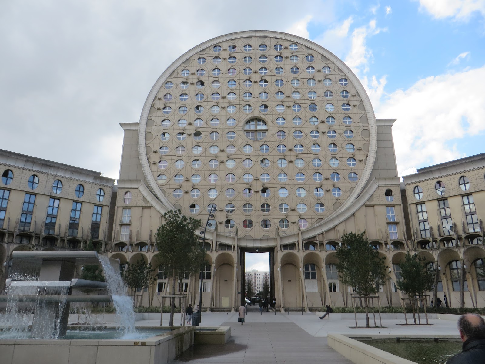 EntreVoir: Noisy-le-Grand - Ricardo Bofill et Manolo Nunez-Yanowsky