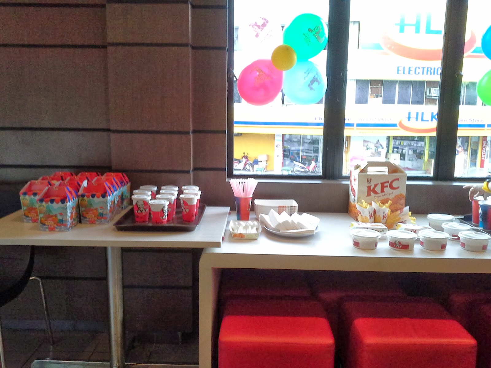 Hi-5Mommytellsstories: KFC Party for Ayra