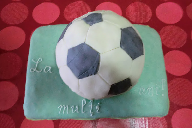 Retete pentru incepatori si nu numai...by Naty: Tort minge de fotbal ...