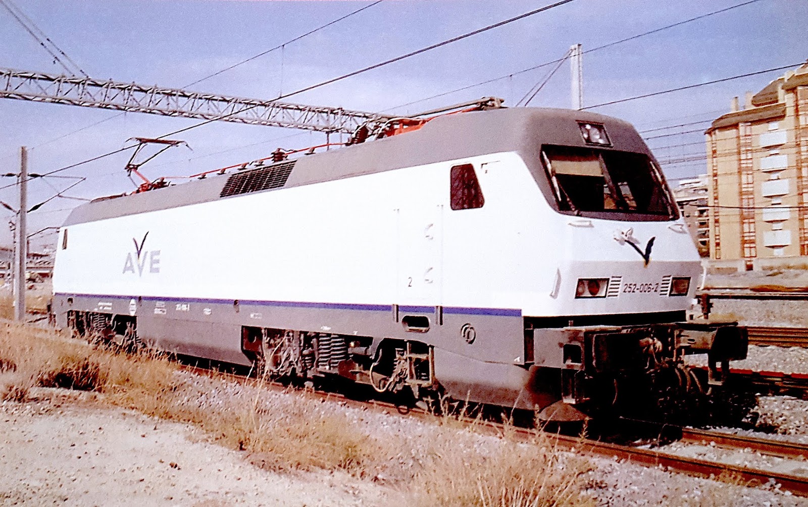 Trenes y tiempos: Las tracciones térmica y eléctrica en RENFE (XCII ...