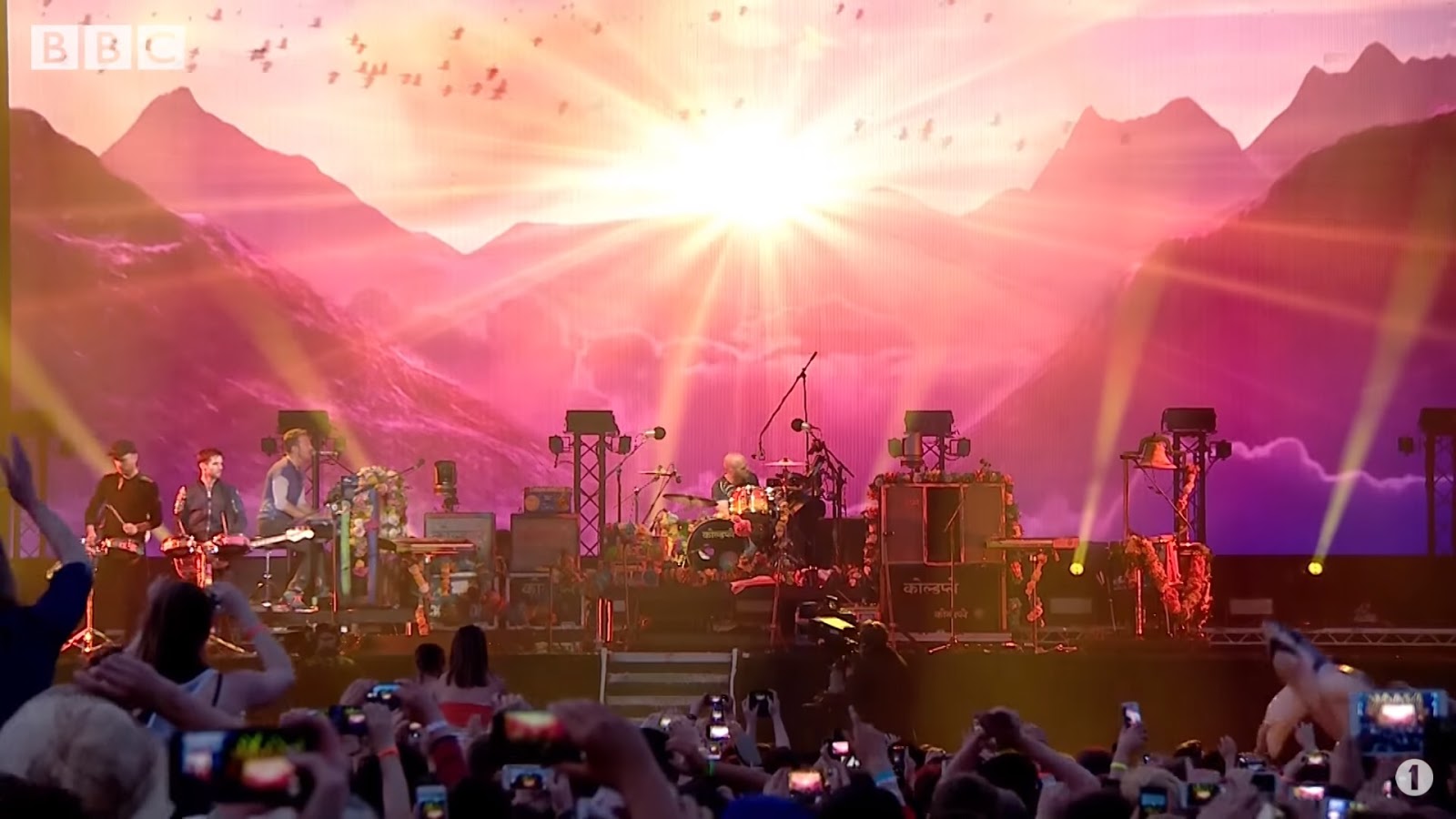 Coldplay - Hymn For The Weekend ( Radio 1's Big Weekend 2016 ) BBCR1 ...