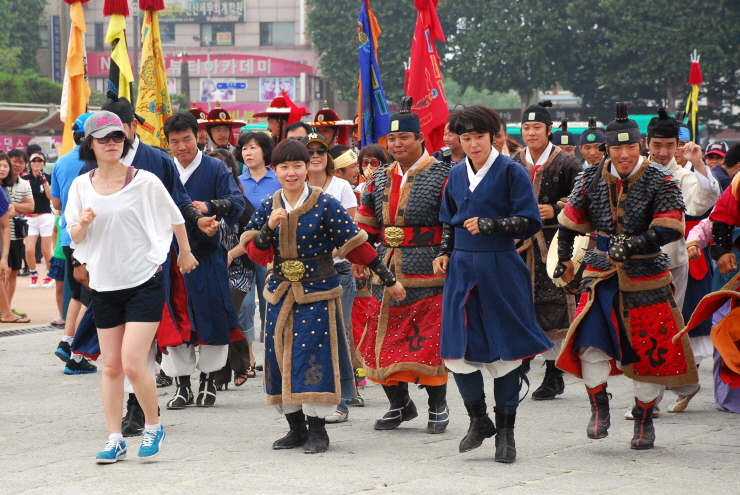 Suwon Hwaseong Fortress, The World Heritage: Shuffle dance with King ...