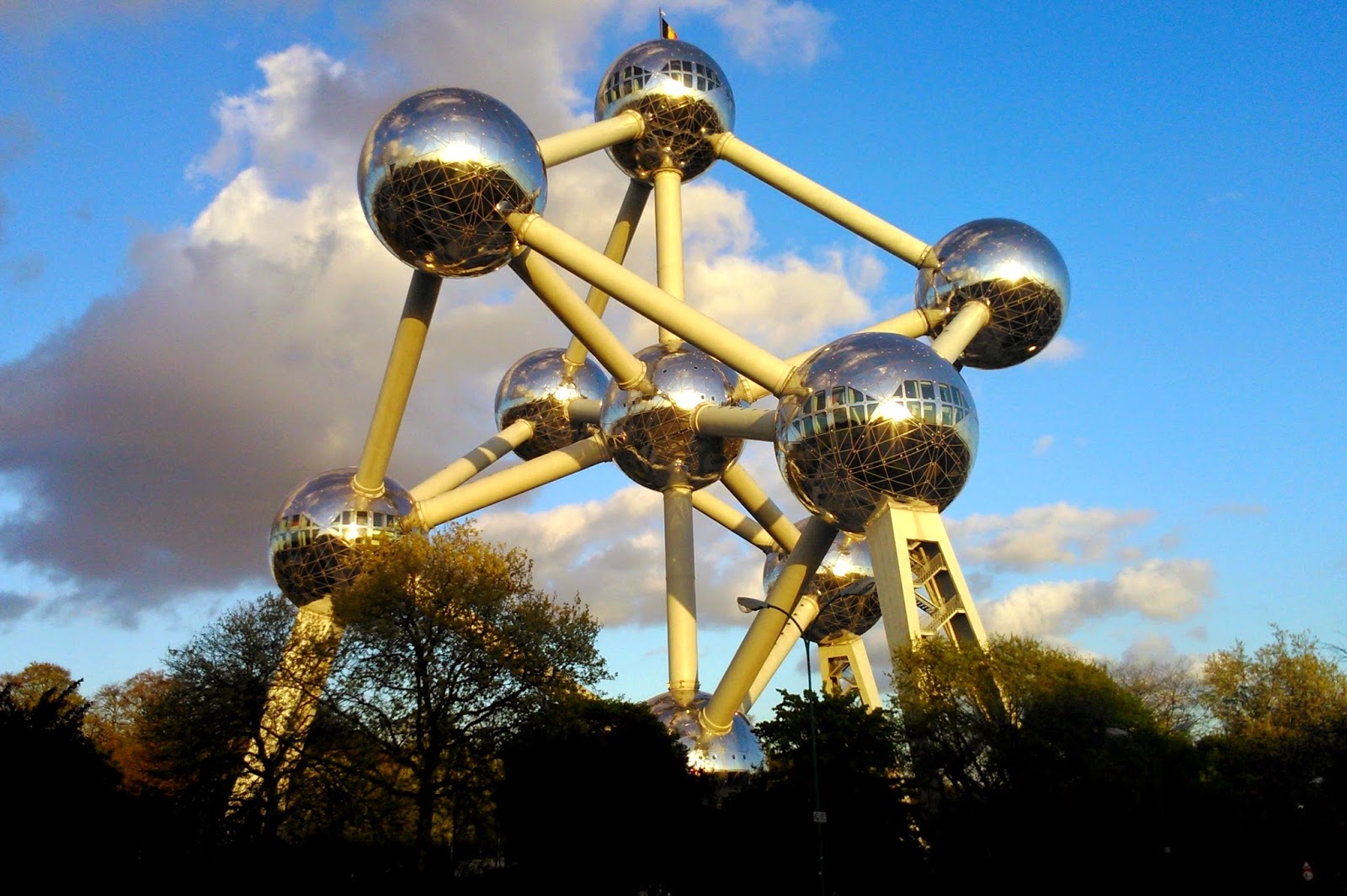 LA ROSA DE LOS VIENTOS: EL ATOMIUM-BRUSELAS: LA UNIÓN