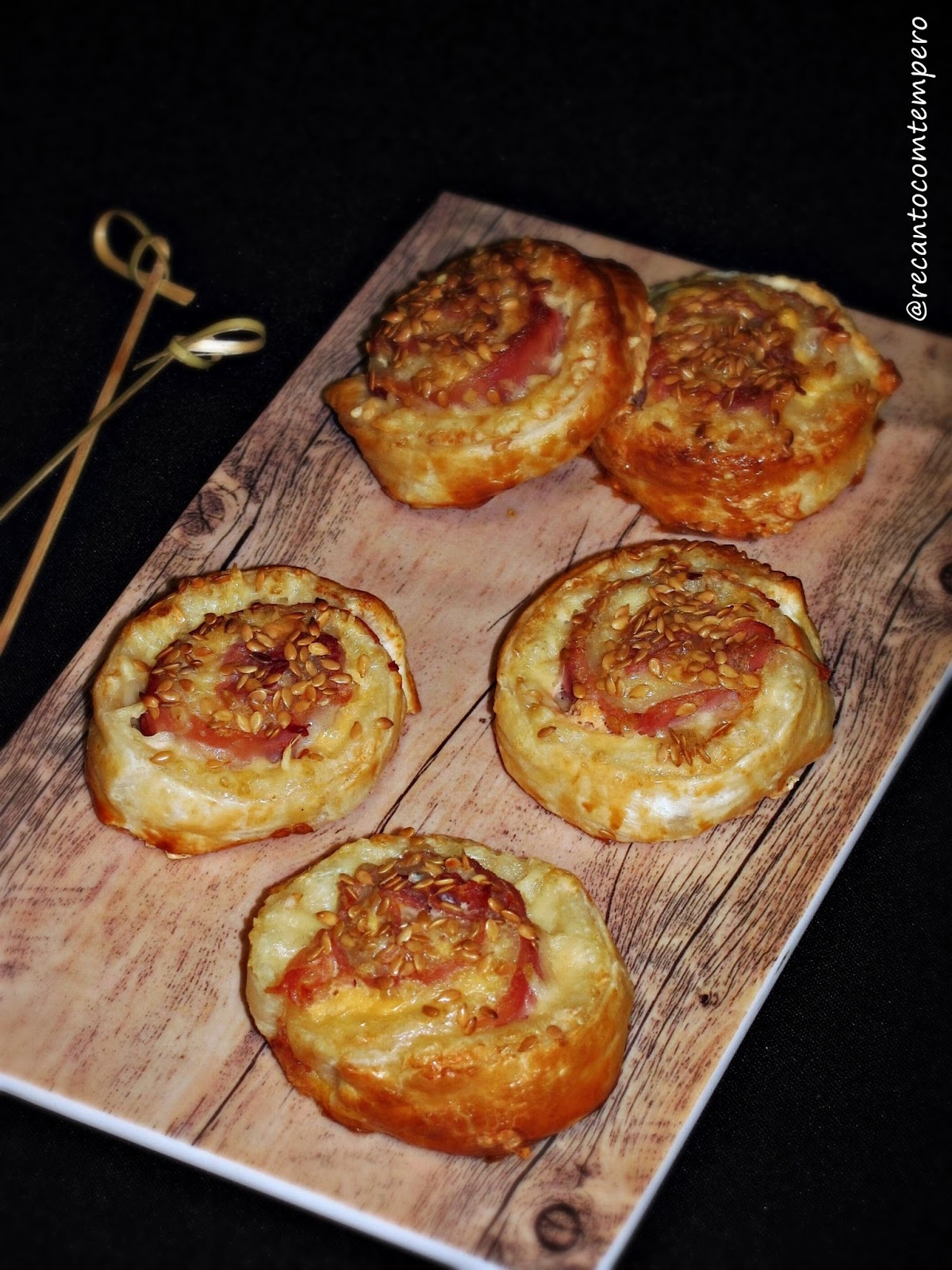 Caracóis folhados de queijo e presunto