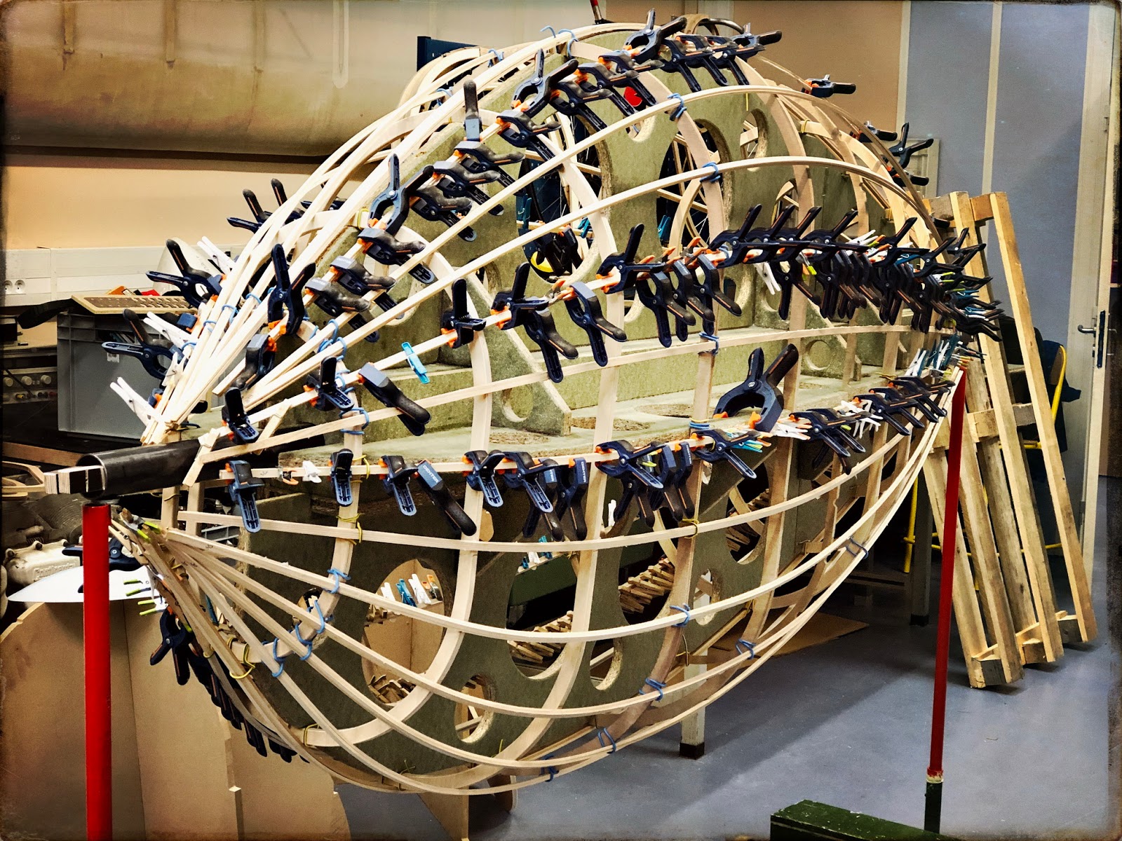 AERODYNE: Vélo torpille : collage des lisses