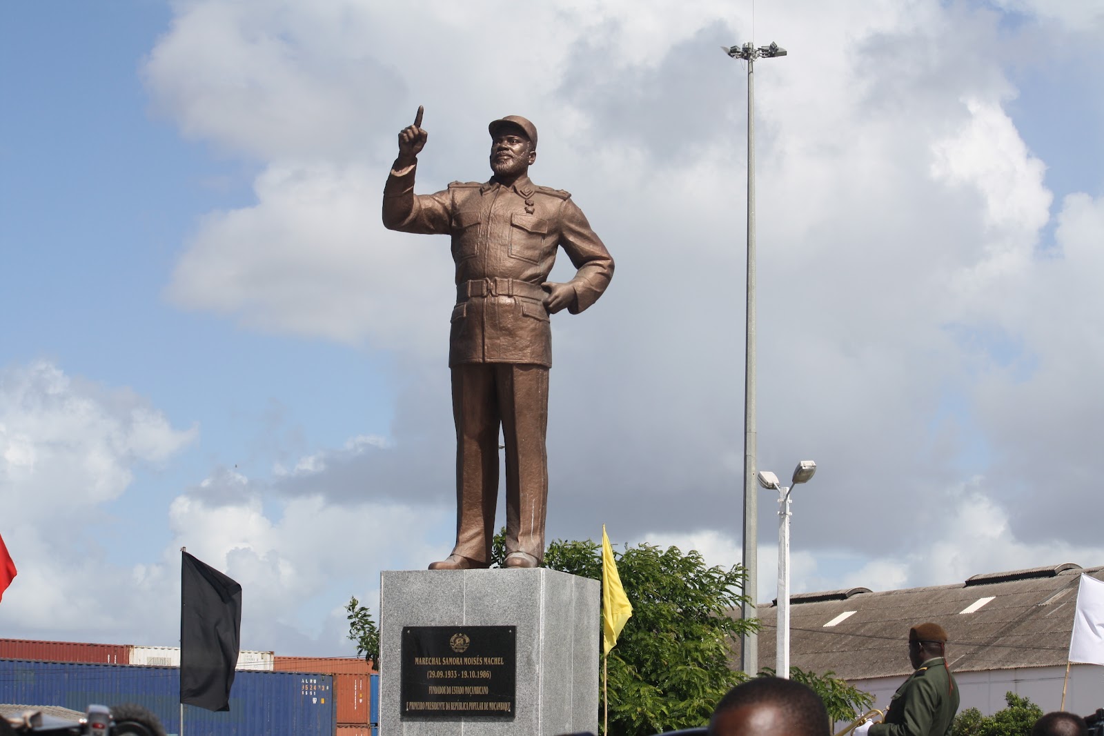 FOTOGRAFANDO ZAMBEZIA: Samora Machel com o seu dedo habitual.