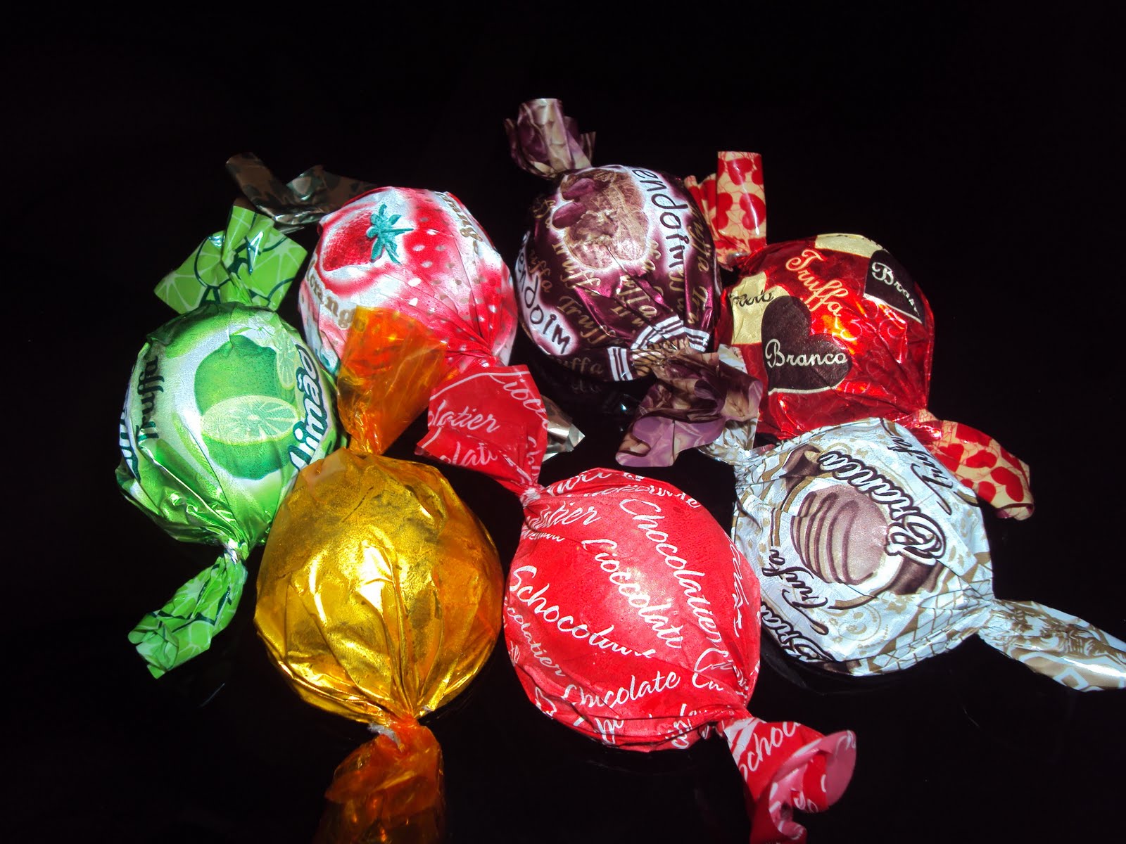 Lelê Doce Alegria: TRUFAS DE CHOCOLATE BRANCO OU PRETO DE VÁRIOS SABORES