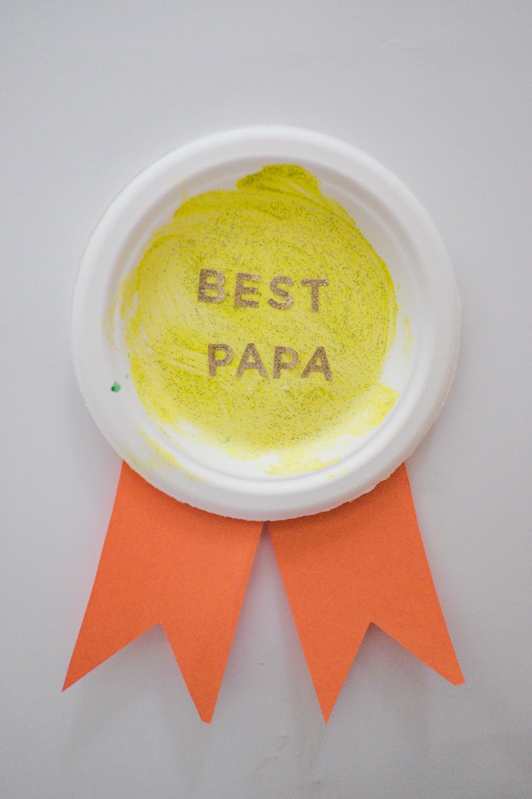Domestic Fashionista: Simple Father's Day Craft: Paper Plate Ribbon Badge