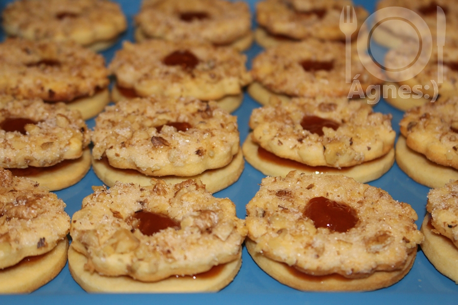 Ágnes:) szakácskönyve: Mosolygós linzerek - Cukros-diós linzervirág ...