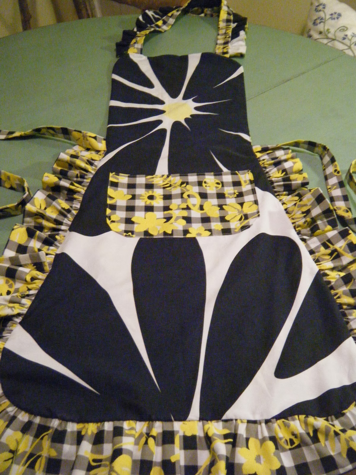 Home Sewn, Home Made, Home Grown: Frilly pinny...go retro!