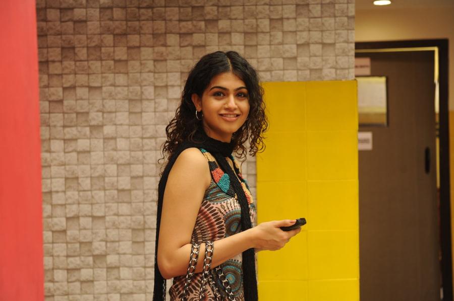 Shubha Phutela in Maalai Pozhuthin Mayakathile Movie |Tamil Cinema News ...