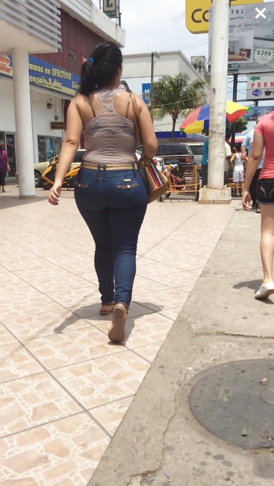 Mexicana Preciosa Caminando Con Jeans Entallados Nalgas Redondas Mujeres Bellas En La Calle