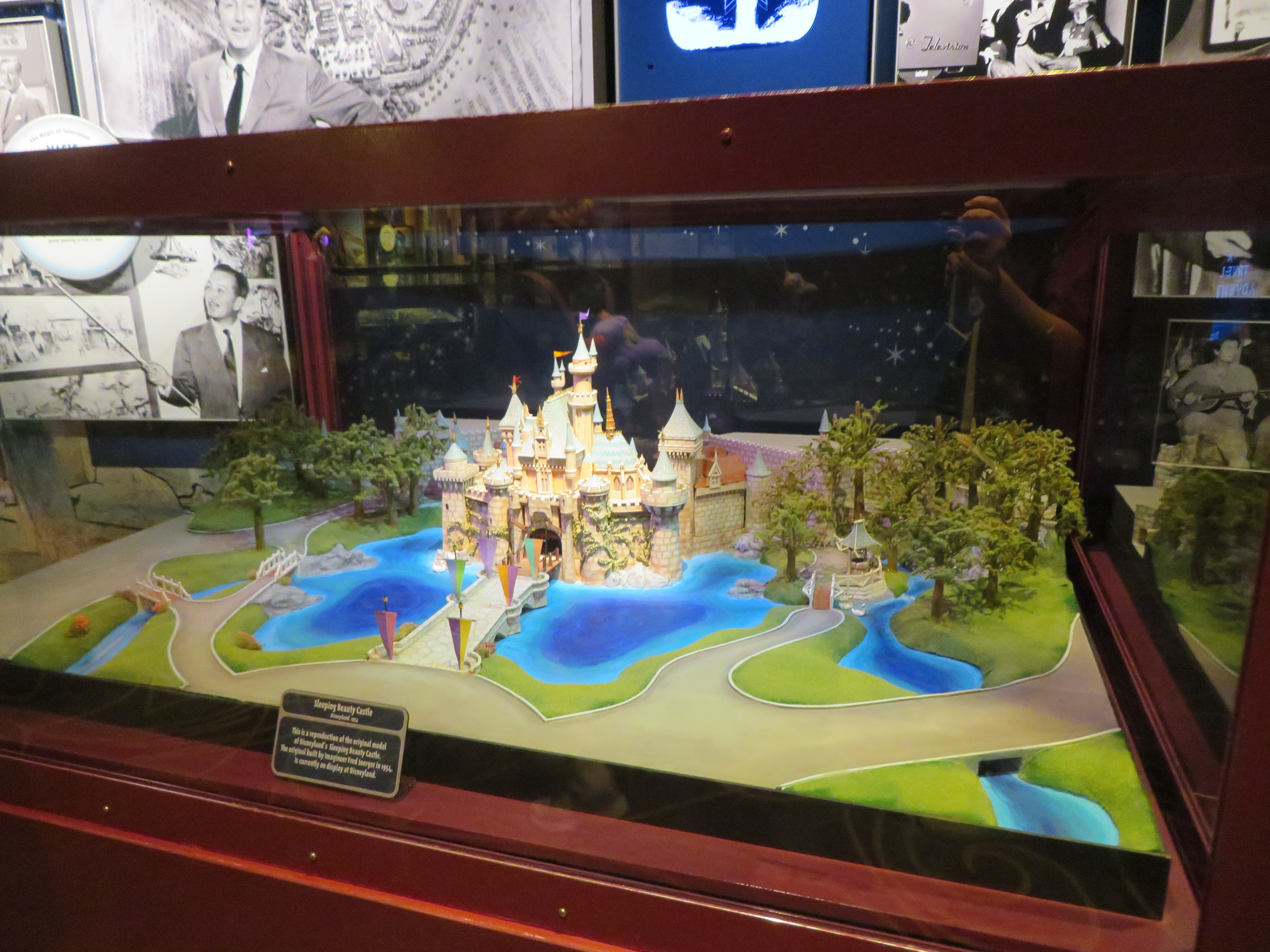 Walt Disney Presents Disney's Hollywood Studios Guide