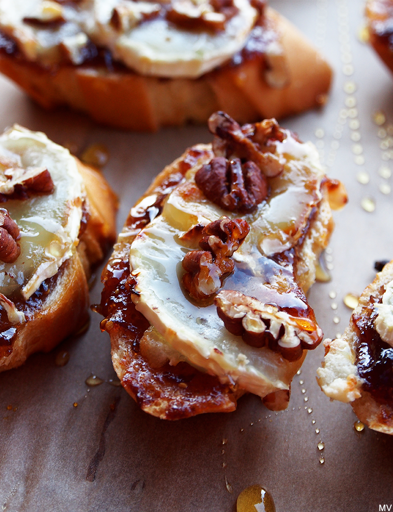 VIIKUNA-VUOHENJUUSTOLEIVÄT | Kaakao kermavaahdolla