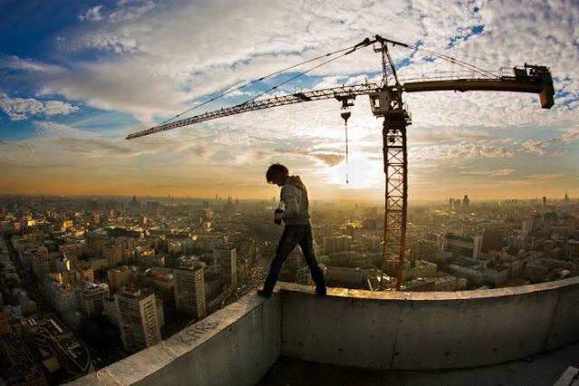 Innova: Rooftopping - Daredevil Photography at It's Best (16 Photos)