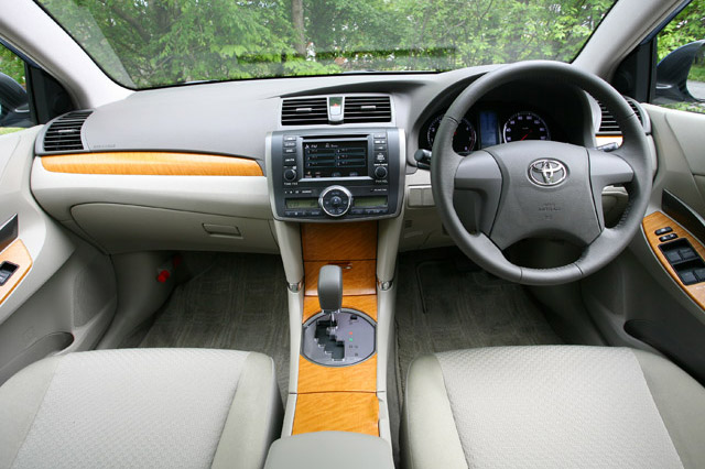 CARS WALLPAPERS AND INFO: TOYOTA PREMIO 2013 WITH FEATURES