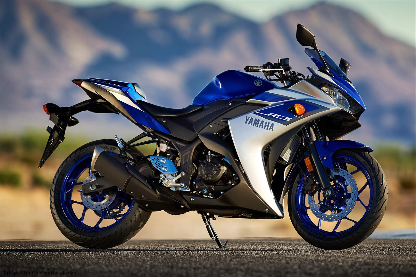 Riding Driving India: New Yamaha R3 bike launched in India price tag of ...