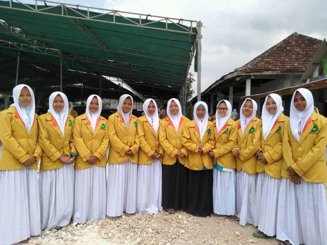 Santriwati dan Panitia Haul Ponpes Nurul Huda