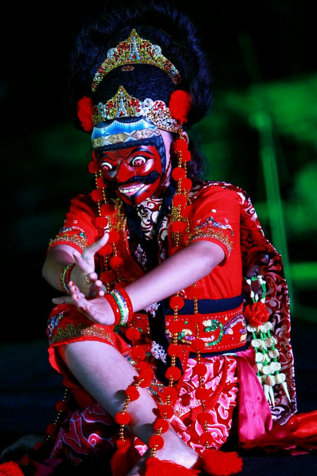 BUSANA DAN PROPERTI TARI TOPENG - SANGGAR TARI TOPENG PURBASARI