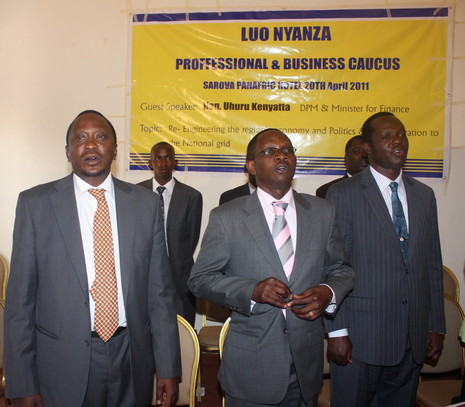 KENYAN POLITICS: UHURU MEETS LUO PROFFESSIONALS- APOLOGISES TO GET ...