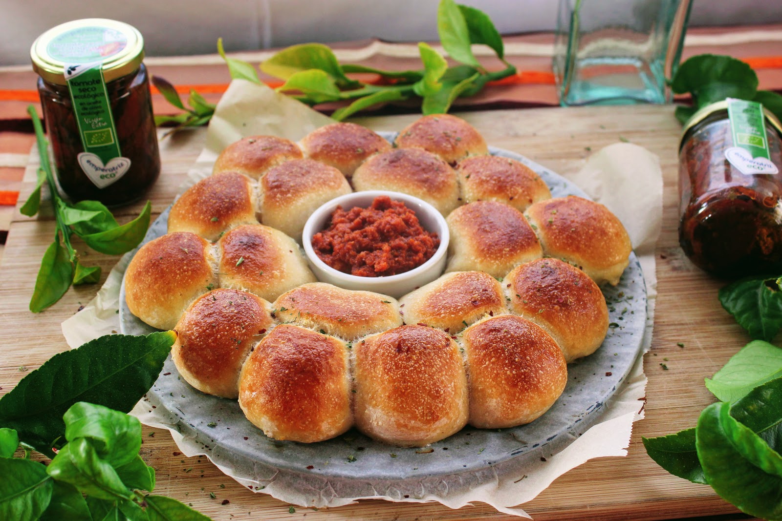 Corona de Pan con Pesto Rojo - Cocinando con las Chachas