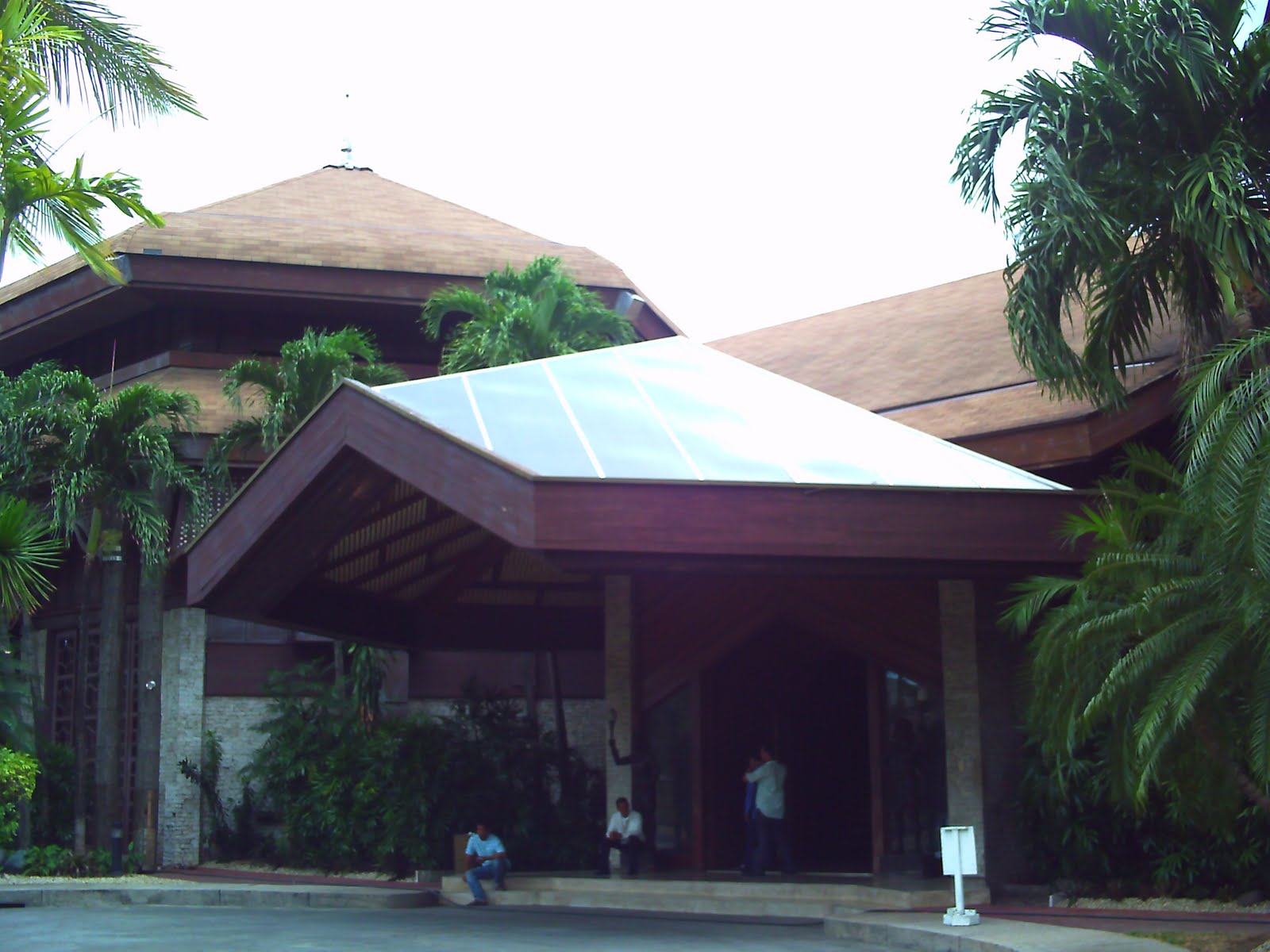 Viajeroking: The COCONUT PALACE- The VP's New Digs