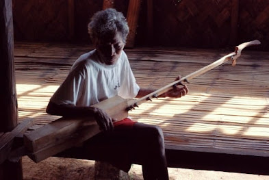 [ARTICLE] Masino Intaray playing the Kudyapi all the while rendering ...