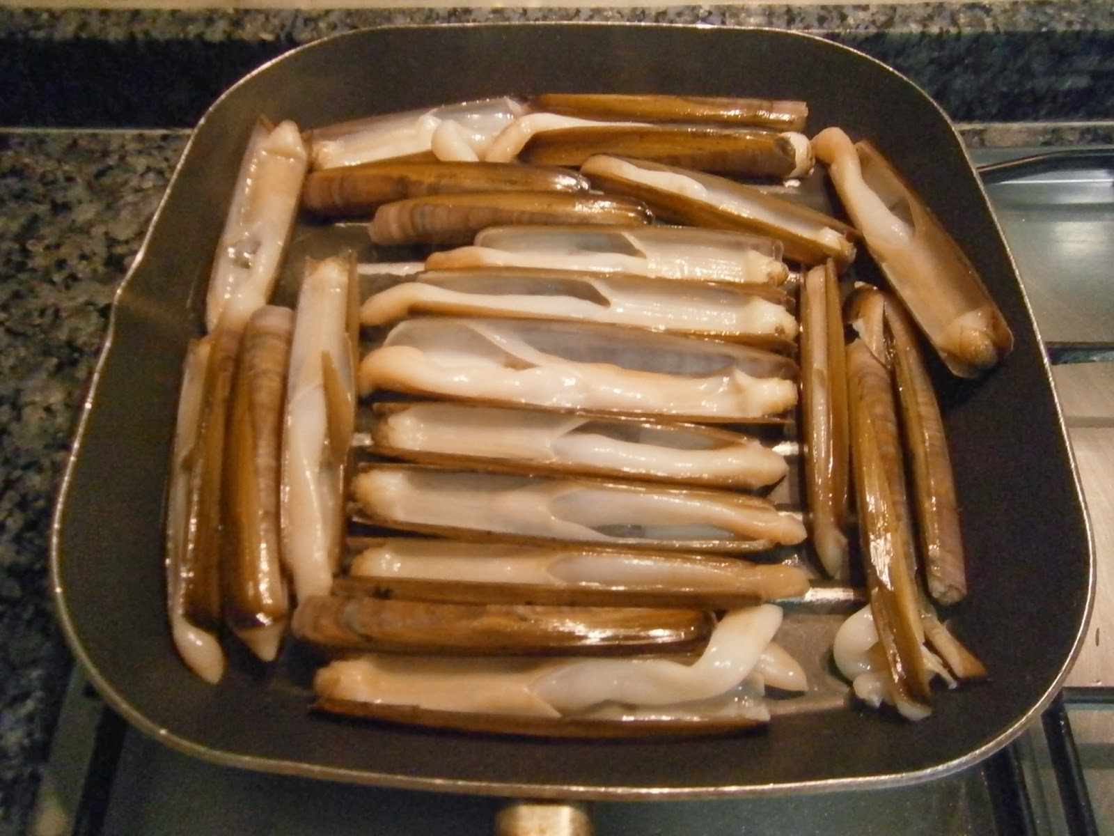 OSUKAA IS COOKING: NAVAJAS GALLEGAS A LA PLANCHA / GRILLED GALICIAN ...