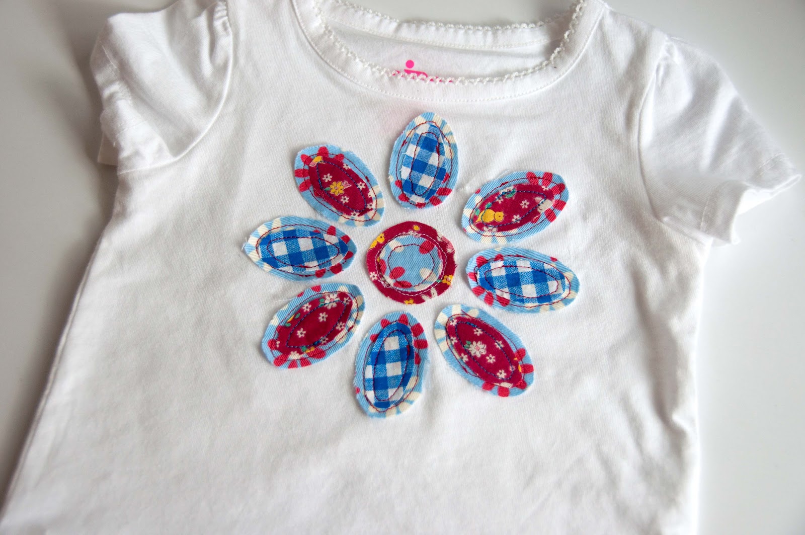 Aesthetic Nest: Sewing: Frayed Flower Applique T-Shirt (Tutorial)