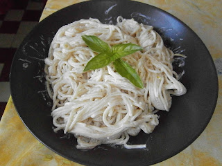 Délices d'une novice: Spaghetti au fromage crémeux, citron et basilic