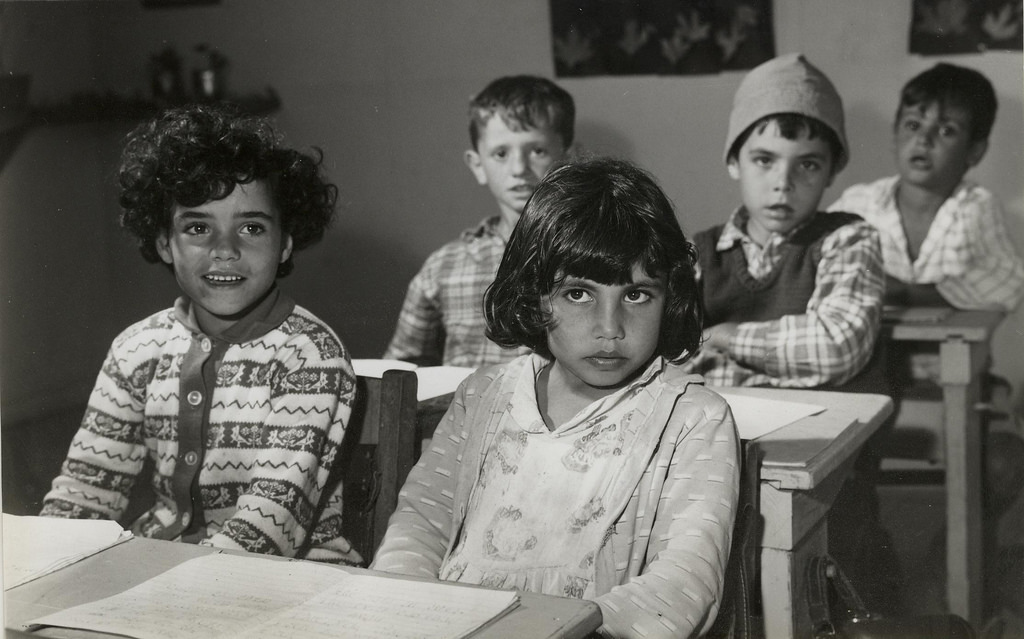 21 Amazing Vintage Photos of Israeli Students Learning After World War ...